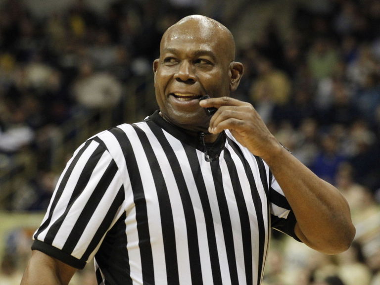VIDEO: Referee makes call after falling on butt in Kentucky-Arkansas ...
