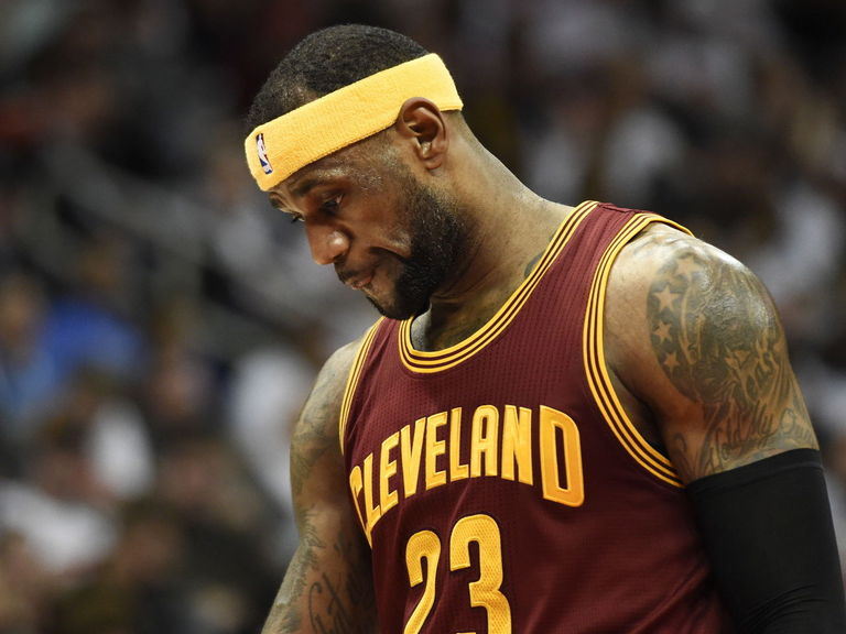VIDEO: LeBron James tries to demolish the rim, but fails | theScore.com