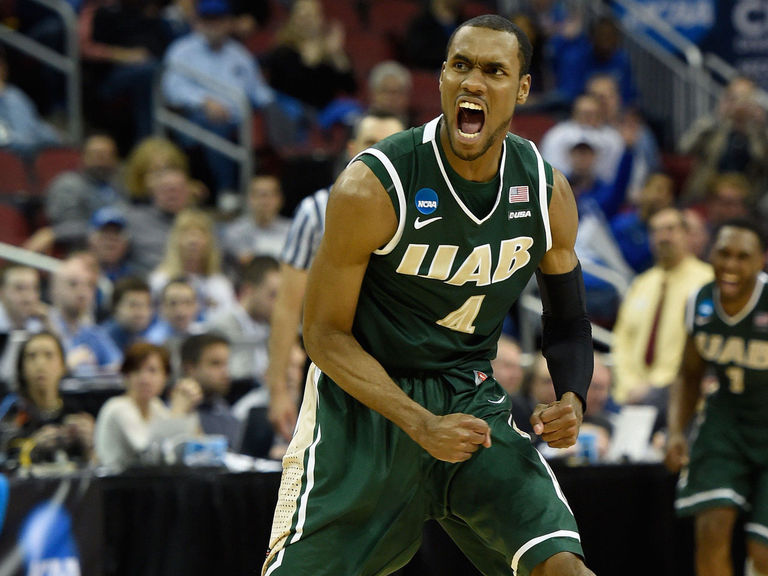 UAB stuns Iowa State for 1st Madness upset | theScore.com