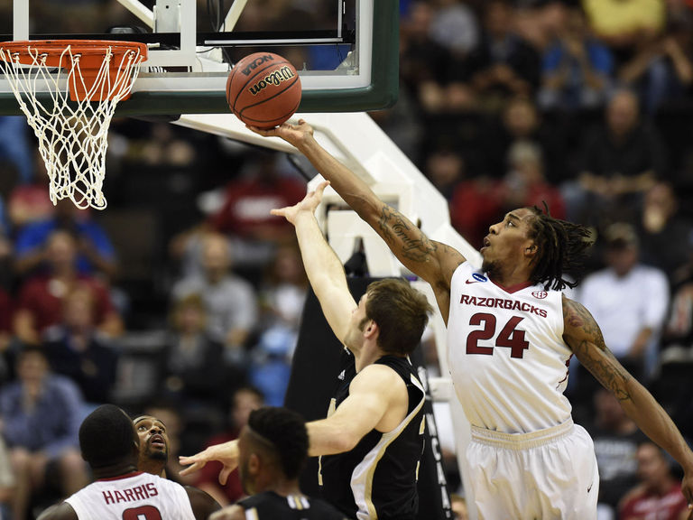 VIDEO: Arkansas' Michael Qualls slams vicious 1-handed jam | theScore.com
