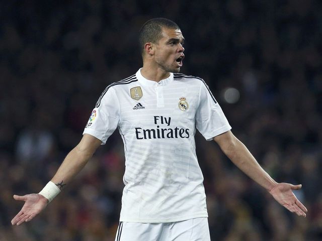 VIDEO: Seydou Keita refuses to shake hands with Pepe once a…