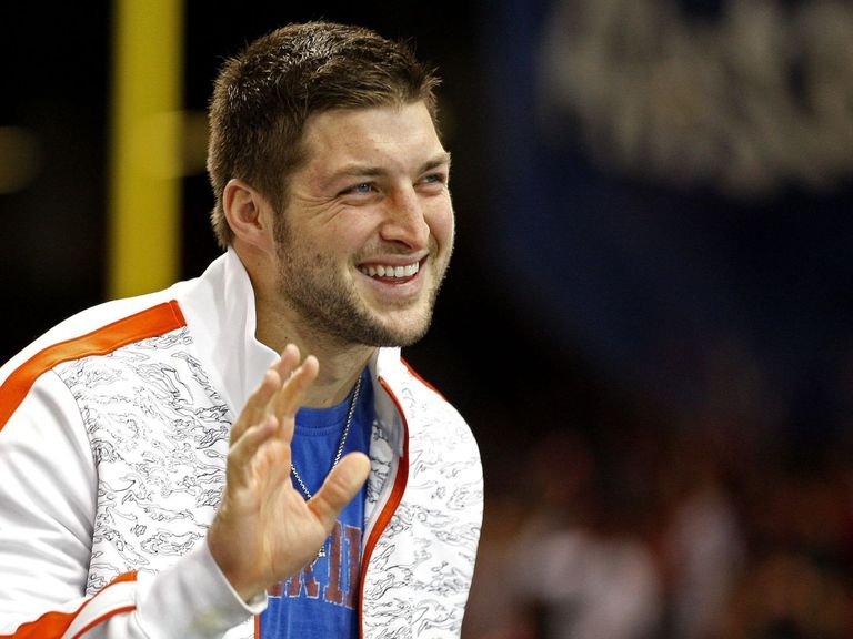 PHOTO: Fan spreads ashes at Tim Tebow statue in Florida | theScore.com