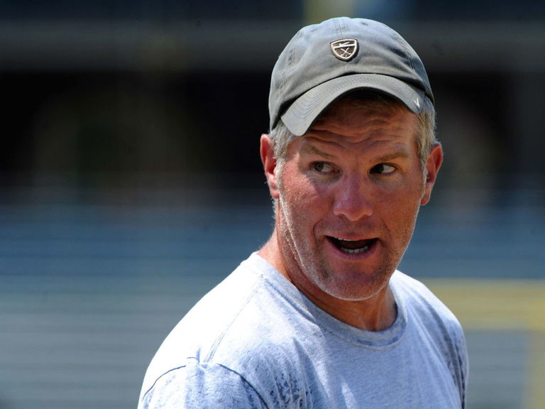 PHOTO: Brett Favre kicks back, watches Packers play in comfy jeans ...