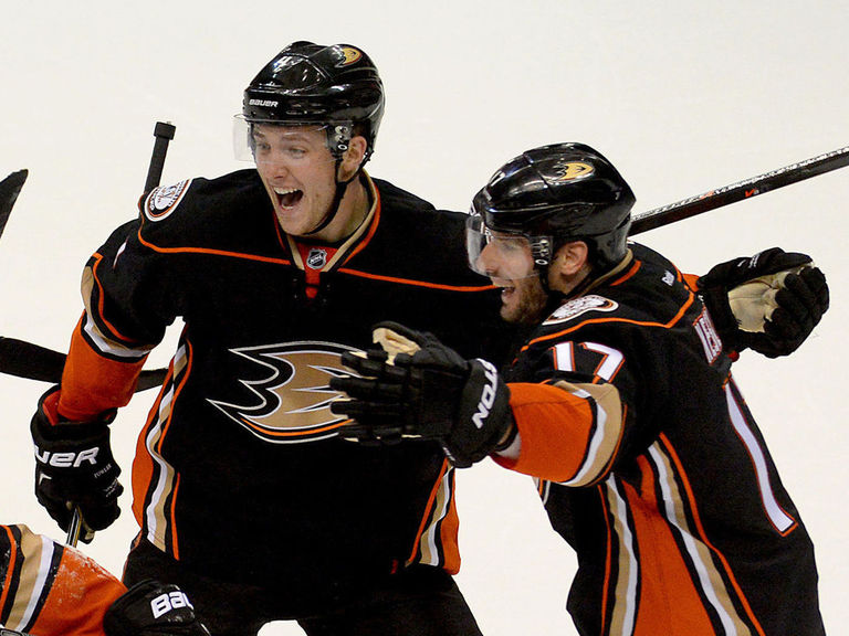 VIDEO: Ducks score twice in 32 seconds against Blackhawks early in Game ...