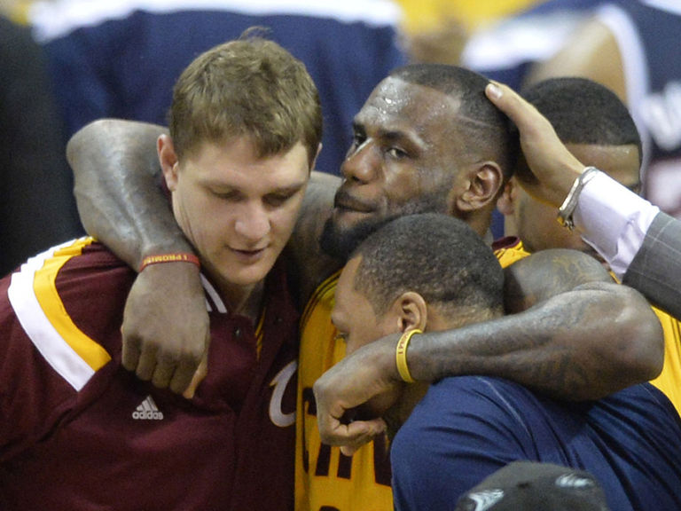 LeBron gave teammates speech and Apple Watches before Finals | theScore.com