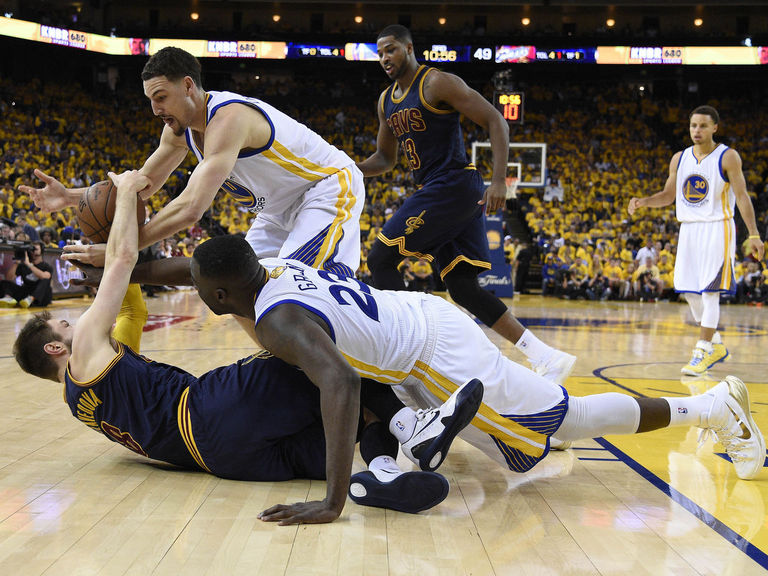 VIDEO: Dellavedova and Green get tangled for hard-hitting double-foul ...