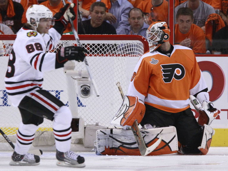 Blackhawks extend goaltender Michael Leighton on 1-year deal | theScore.com