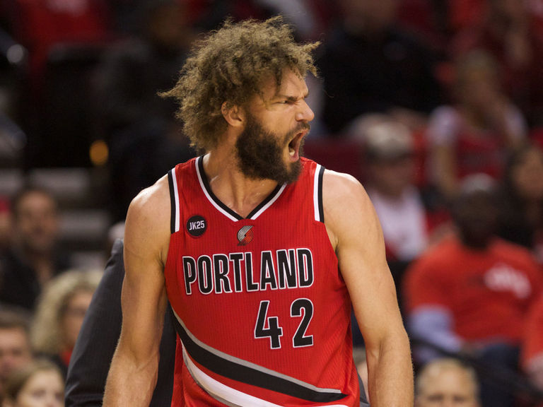 Report: Knicks closing in on deal with Robin Lopez | theScore.com