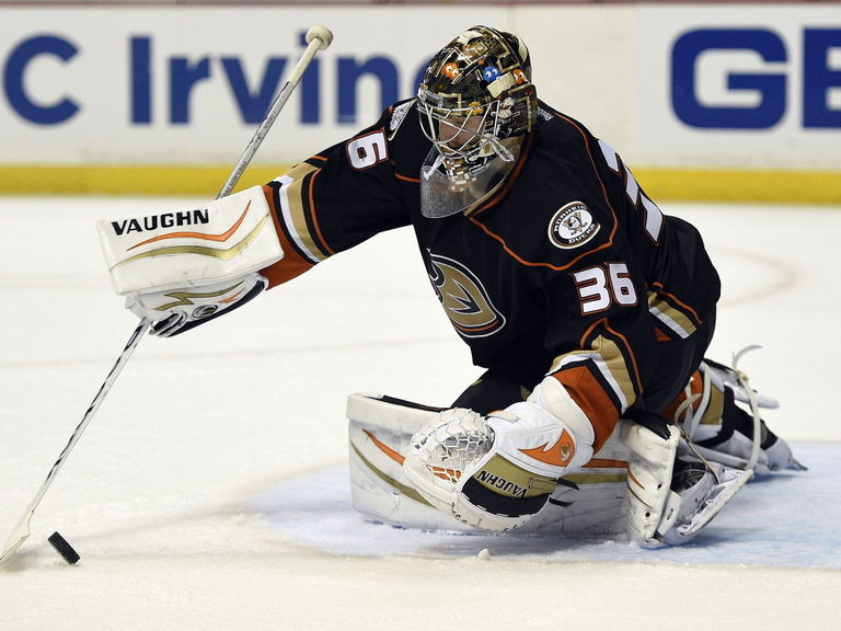 PHOTO: John Gibson's new mask features 'Rambo Duck' | theScore.com