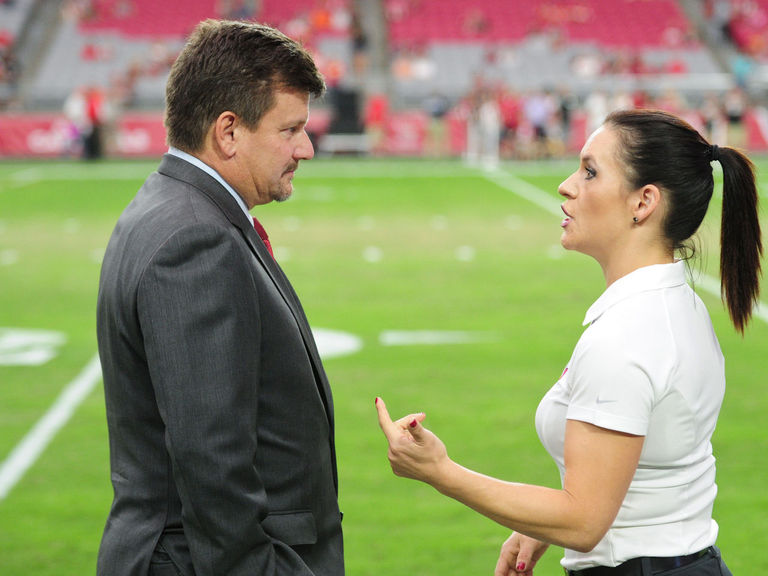 Jen Welter accepts invite from Floyd Mayweather to attend fight ...