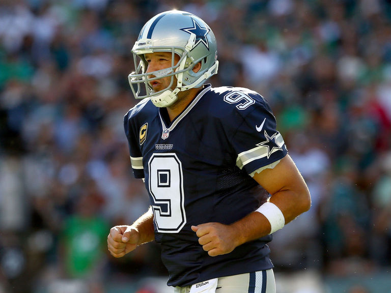 VIDEO: Tony Romo completes wrong-handed pass to avoid safety | theScore.com
