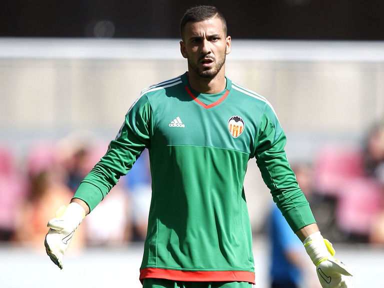 VIDEO: Valencia 'keeper Jaume Domenech's stunning save | theScore.com
