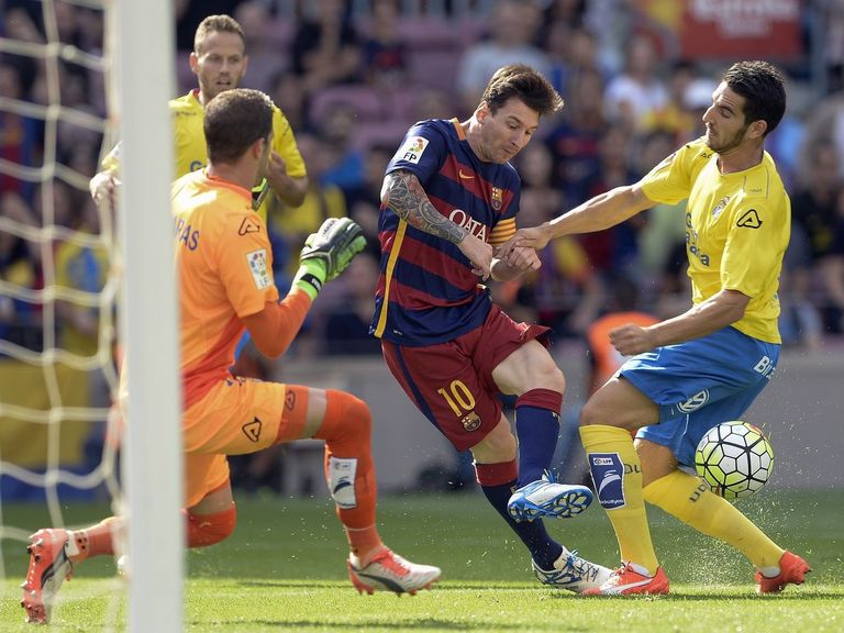 VIDEO: Lionel Messi suffers knee injury vs. Las Palmas | theScore.com