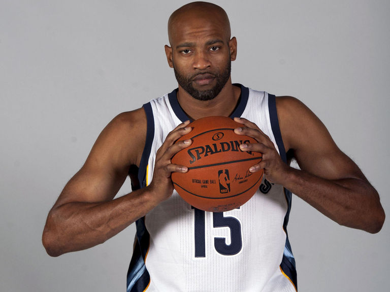PHOTO: Vince Carter proves he's still got it with impressive vertical ...