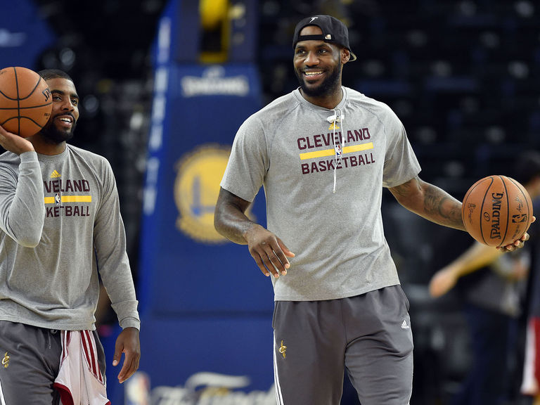 PHOTO: LeBron resurrects his Heat jersey number for Cavs scrimmage ...