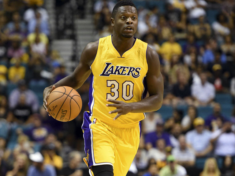 Lakers' Randle sports goggles after eye poke | theScore.com