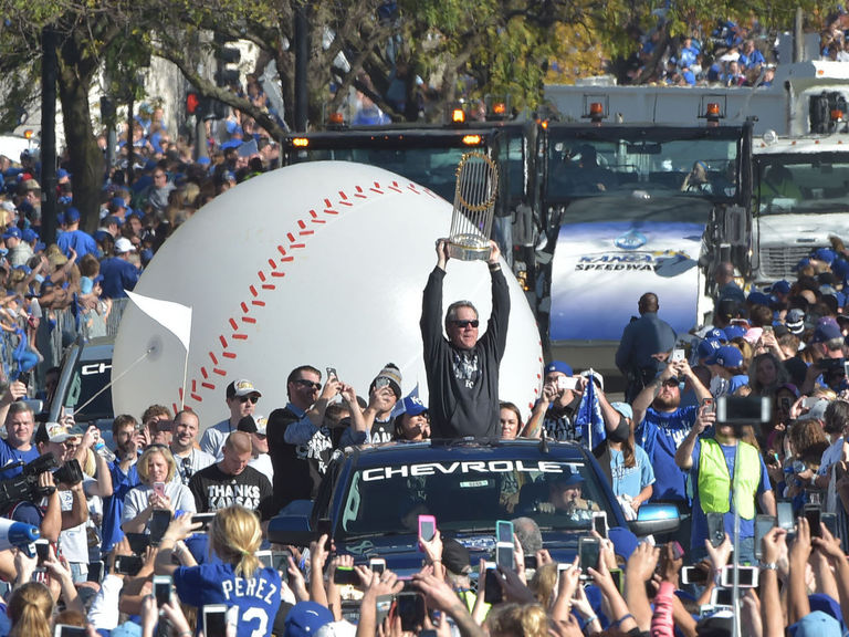 PHOTOS: Royals parade attracts unbelievable fan turnout | theScore.com