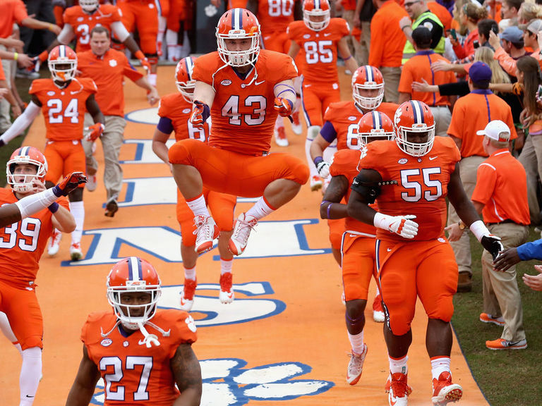 Clemson's Daniel Stone proposes to girlfriend on Senior Day | theScore.com