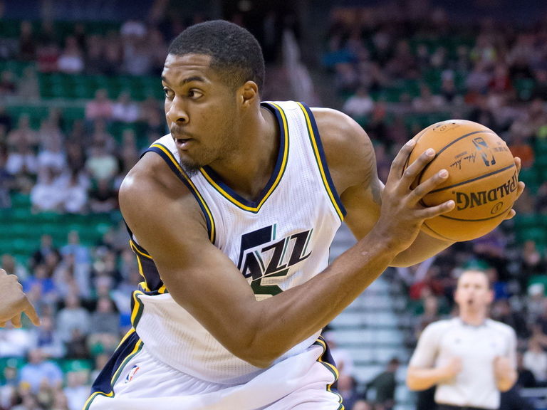 VIDEO: Jazz's Favors capitalizes on backpedaling Durant | theScore.com