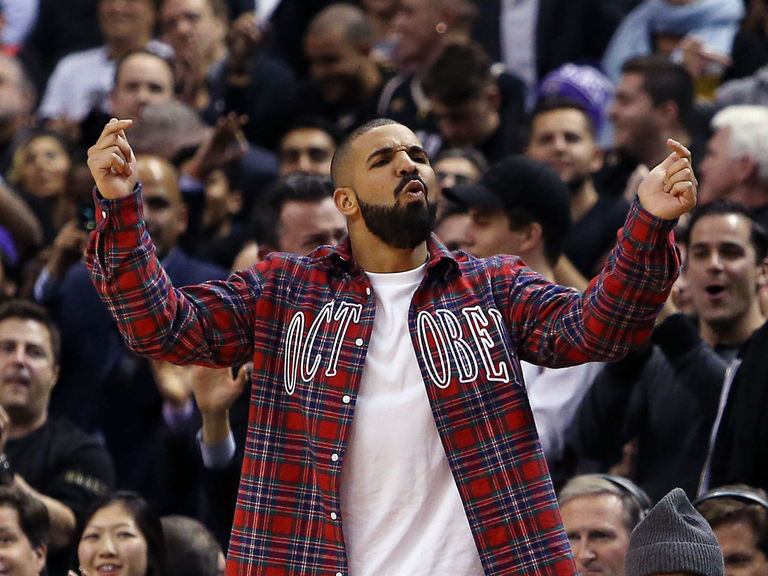 VIDEO: Drake gets burgers with Stephen Curry after Warriors-Suns game ...
