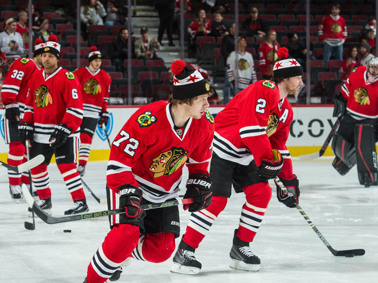 PHOTOS: Blackhawks, Wild show off Stadium Series toques | theScore.com
