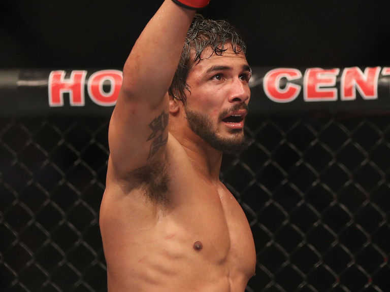 Bermudez wins bloody battle with Rony Jason | theScore.com