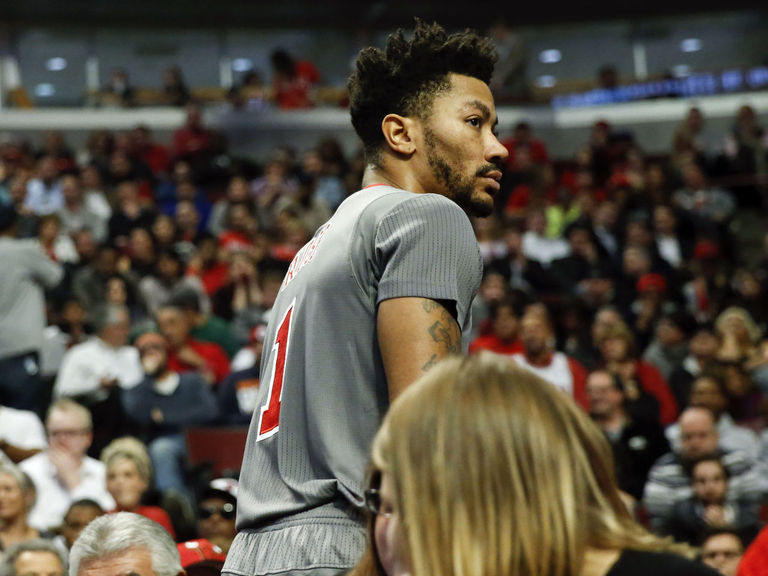 Derrick Rose accidentally ditches protective mask | theScore.com