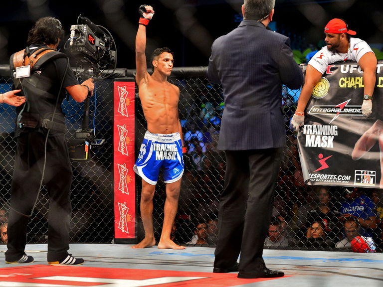 Oliveira submits Jury at UFC on Fox 17, calls out McGregor | theScore.com