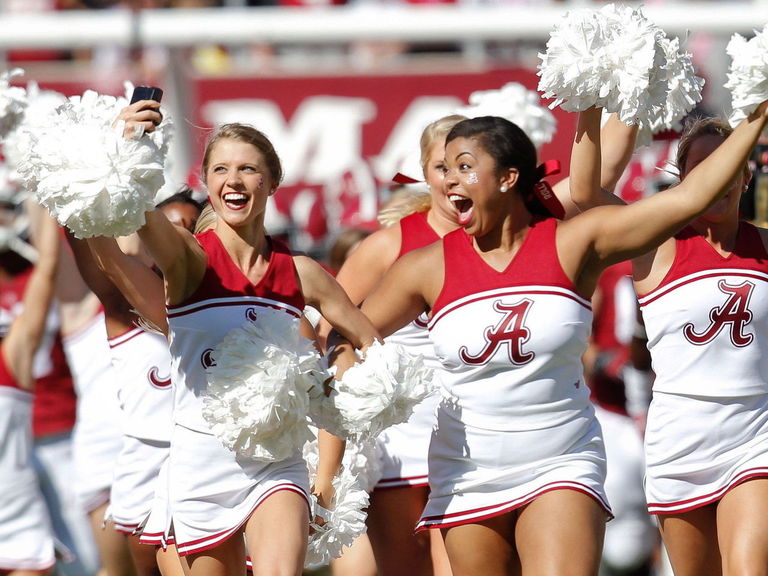VIDEO: Michigan State, Alabama cheerleaders play cornhole from blimp ...