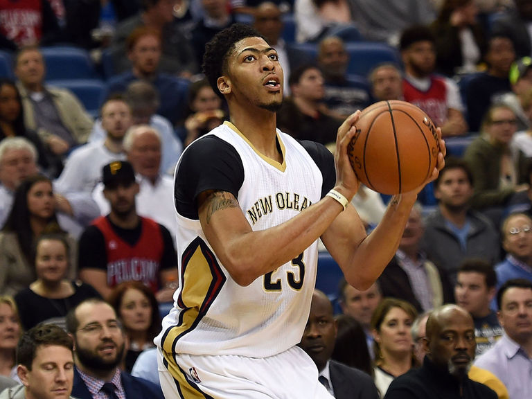 Anthony Davis sustains back injury after tumbling into first row vs ...