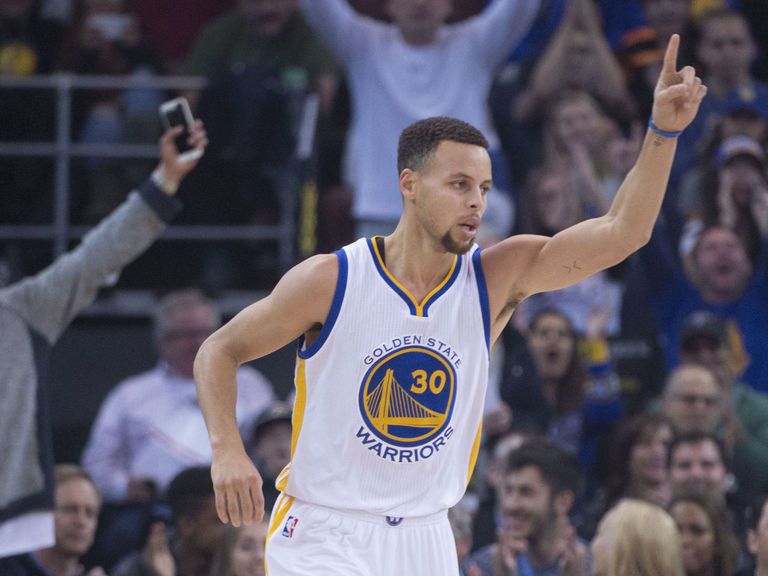 VIDEO: Steph Curry nails three from Pistons logo | theScore.com
