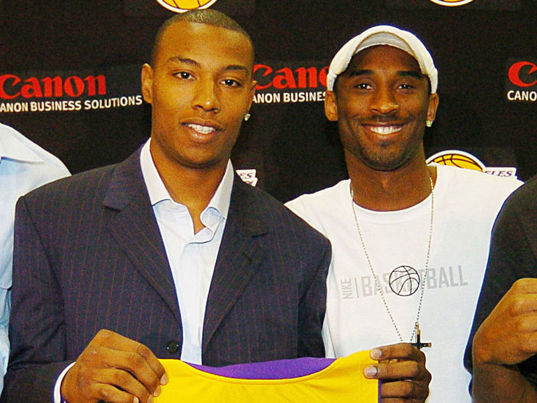 PHOTO: Kobe signs his shoes for 'brother' Caron Butler | theScore.com
