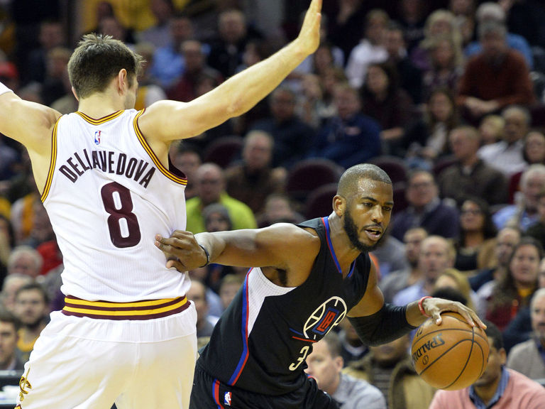 VIDEO: CP3 crosses the bejeezus out of Dellavedova | theScore.com