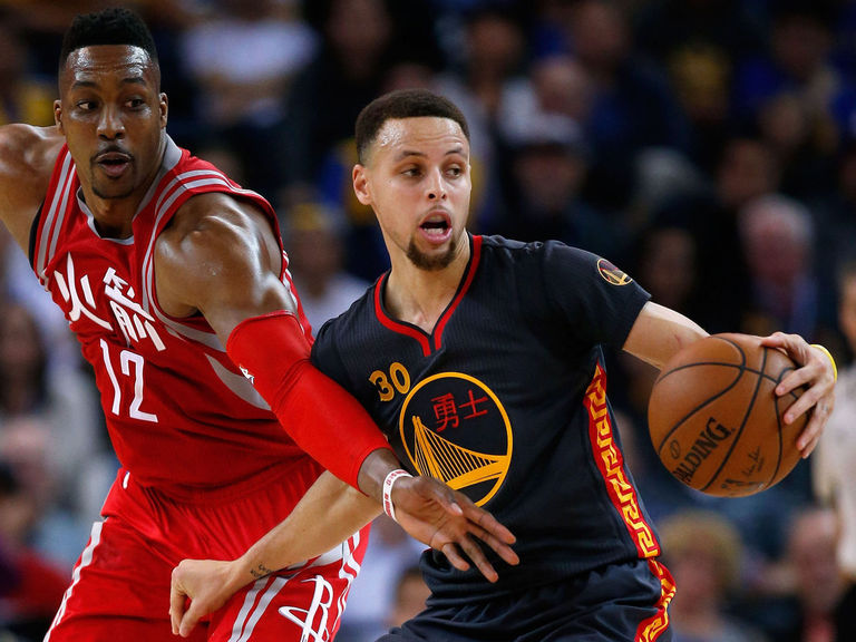 VIDEO: Steph Curry goes behind the back for pass of the year | theScore.com