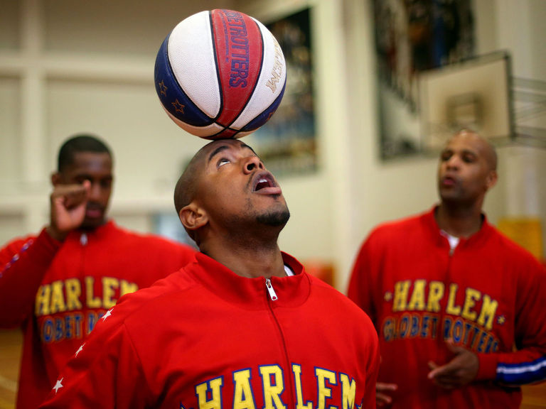 VIDEO: Harlem Globetrotter hits 100-foot shot from Staples Center roof ...