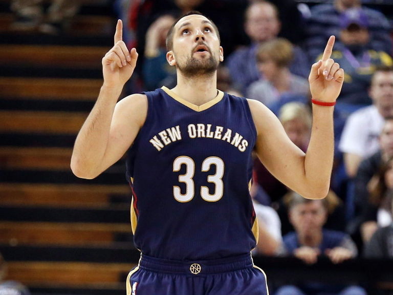 VIDEO: Pelicans' Anderson, Cole groove to Vanilla Ice | theScore.com