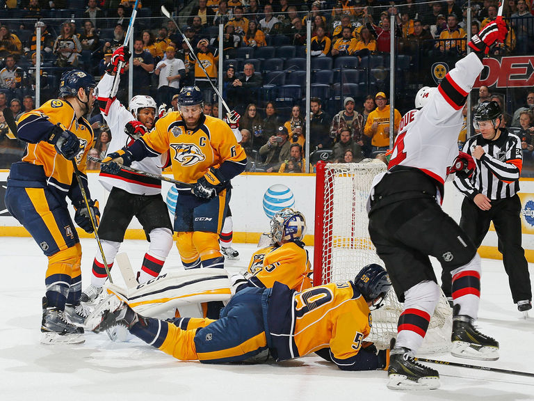 Henrique's 2 late goals keeps Devils' playoff hopes alive | theScore.com