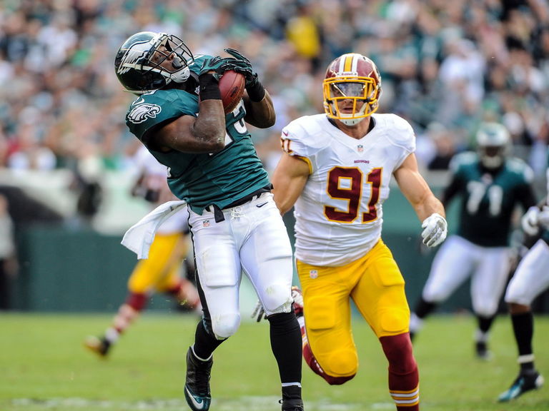 VIDEO: LeSean McCoy snatches Redskins flag from fan | theScore.com
