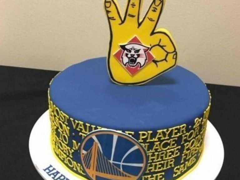 Steph Curry receives Warriors-themed birthday cake | theScore.com
