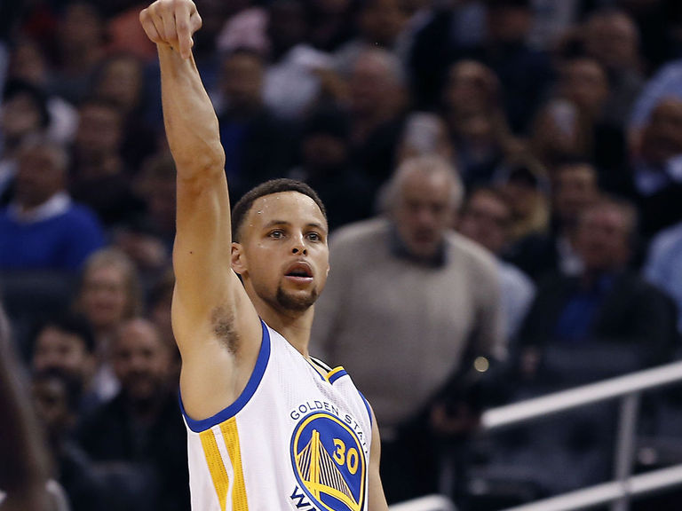 VIDEO: Curry banks fadeaway rainbow 3 to beat buzzer | theScore.com