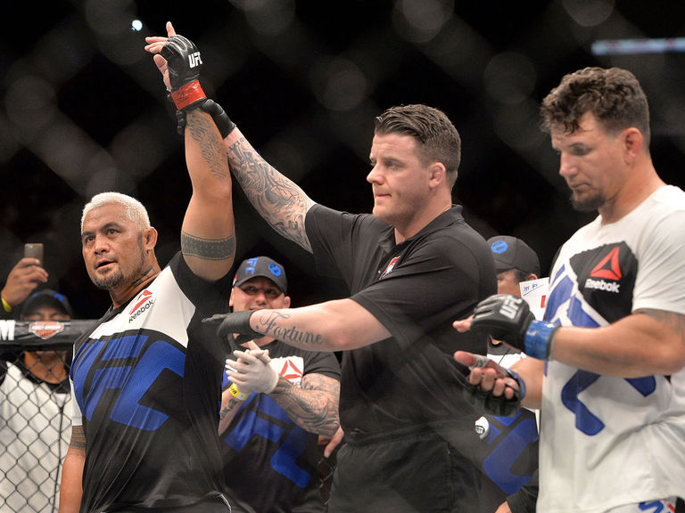 Mark Hunt blasts Frank Mir with walk-off KO in UFC Brisbane main event ...