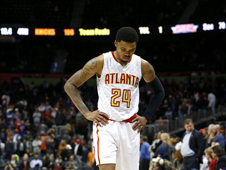 VIDEO: Bazemore escapes terrifying fall unscathed | theScore.com