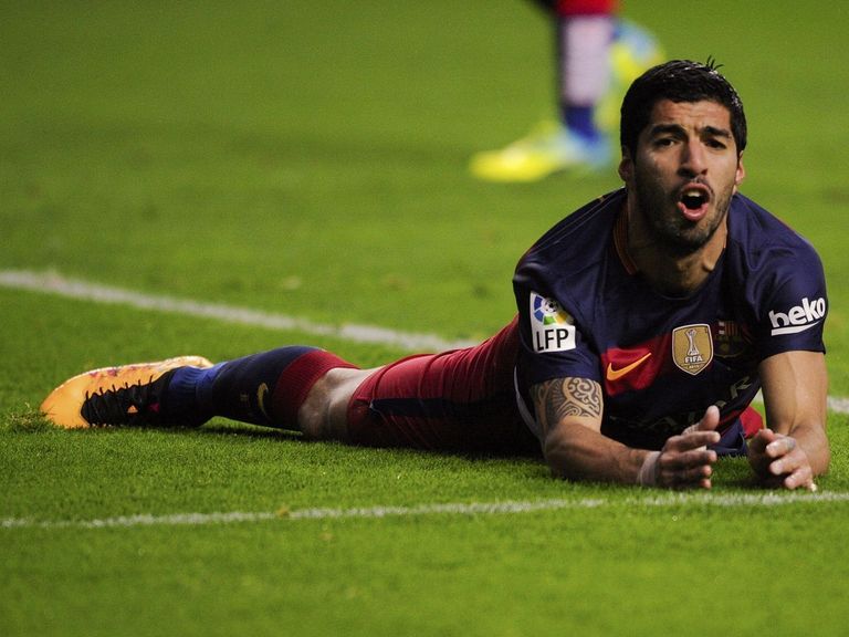 VIDEO: Suarez fails to break Clasico deadlock by somehow missing open ...
