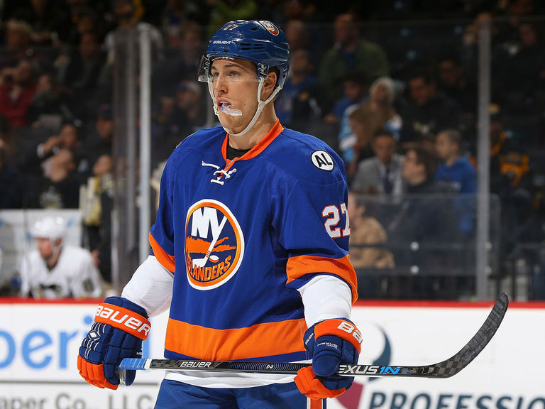 Islanders' Lee suffers apparent leg injury after being hit by slap shot ...