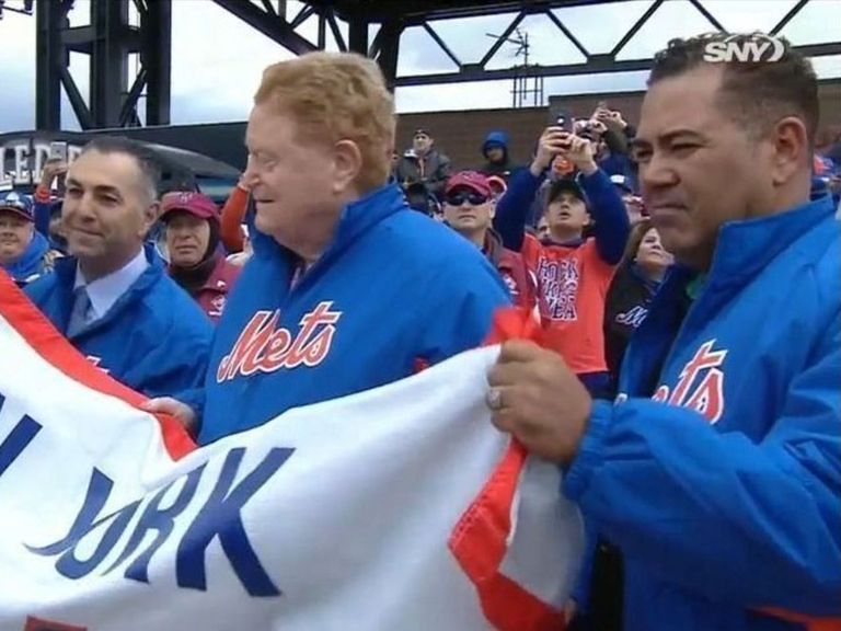 VIDEO: Mets legends raise 2015 NL pennant | theScore.com