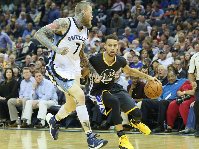 VIDEO: Curry goes coast-to-coast, finishes with reverse layup ...