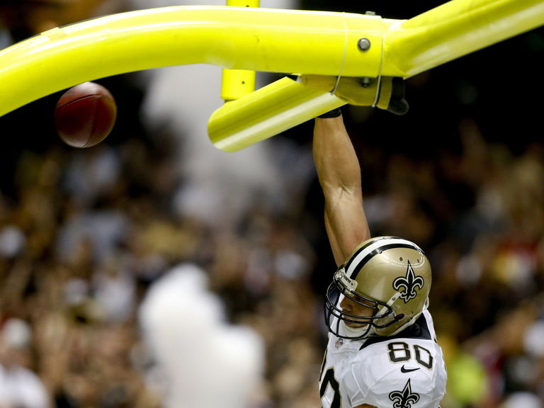 NO at ATL: PHOTO - Jimmy Graham destroys goalpost during TD celebration ...