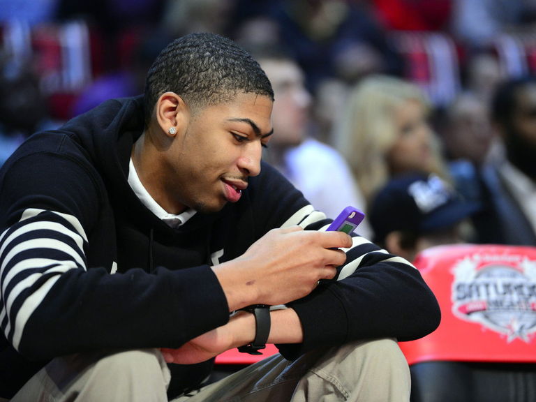 NBA players routinely check their phones during halftime | theScore.com