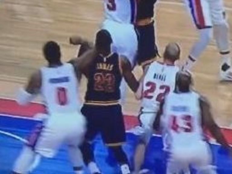 Drummond gets away with elbowing LeBron | theScore.com