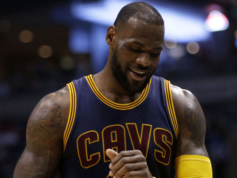 Watch: LeBron hammers home signature tomahawk jam | theScore.com